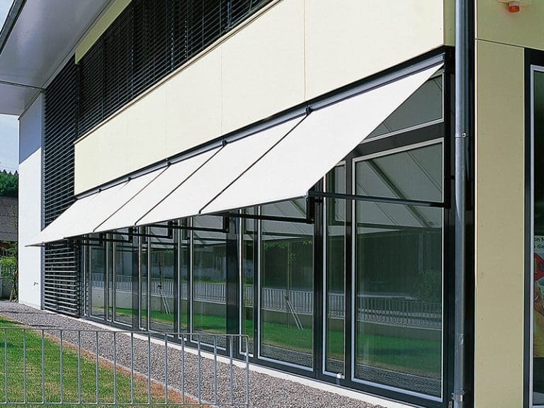 Drop-arm awning flexible sun protection